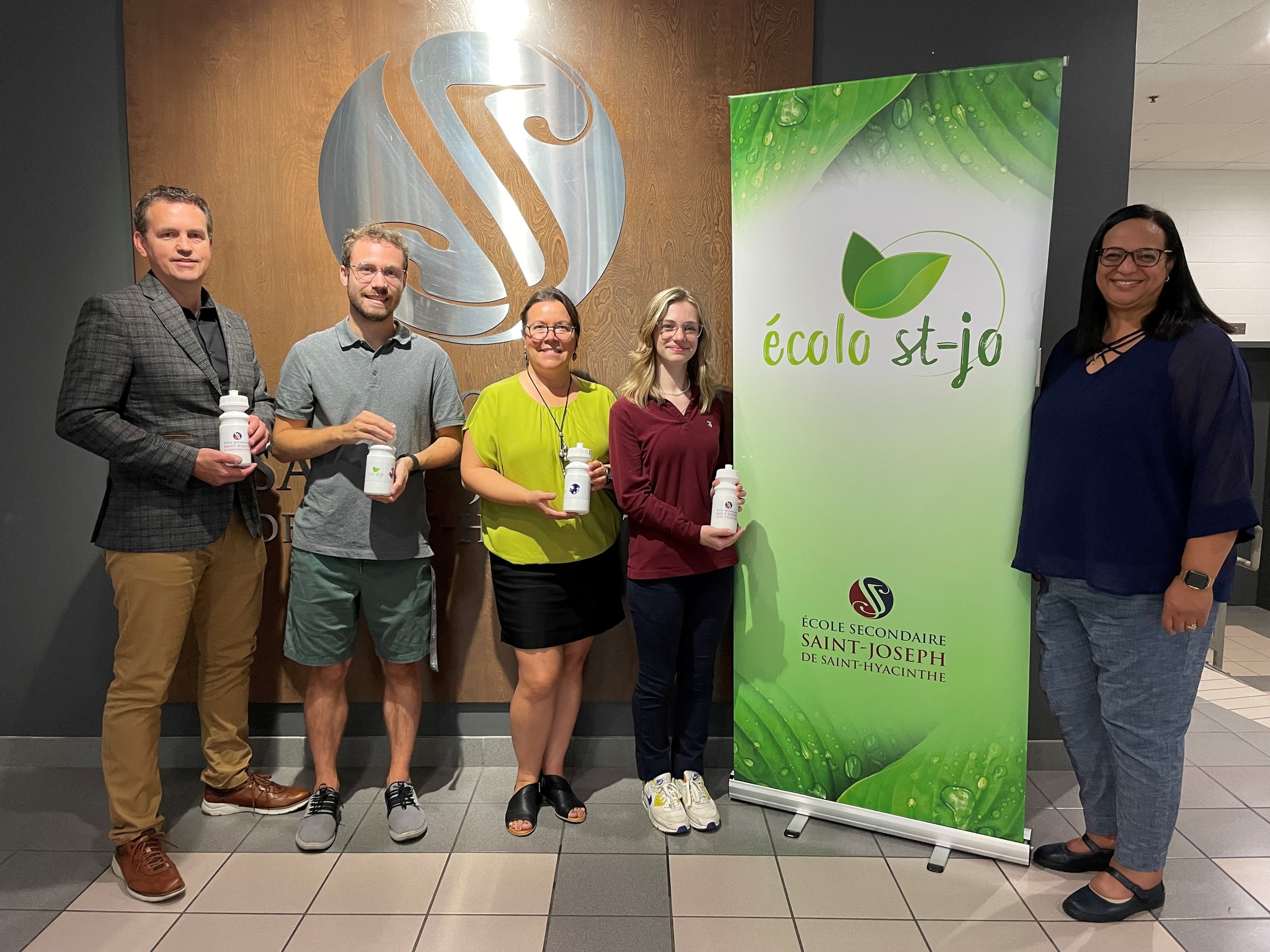 Une bouteille à l'effigie des Patriotes de l'ÉSSJ - École secondaire ...